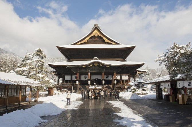 1-Day Winter Tour From Nozawa Onsen: Snow Monkeys, Zenko-ji Temple & Sake - Who Should Consider This Tour?