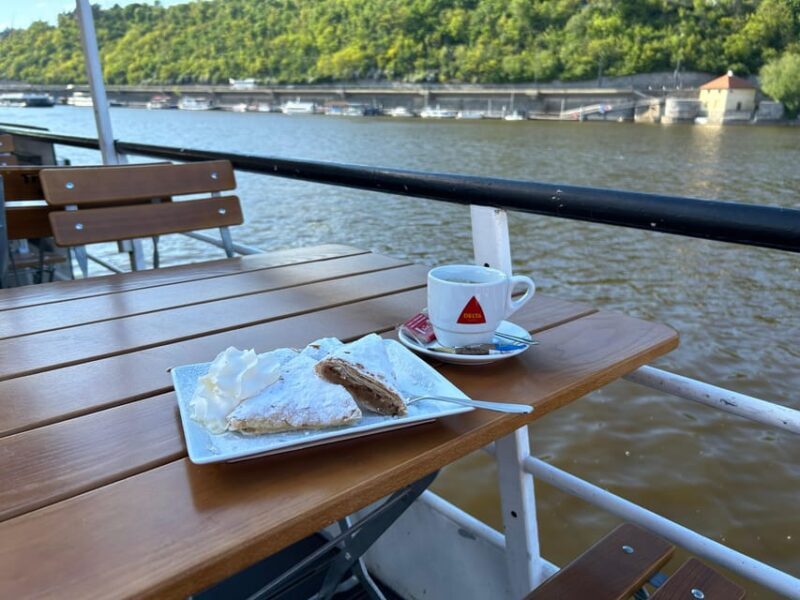 1 hour boat cruise with fragrant coffee and homemade strudel - An In-Depth Look at the Experience