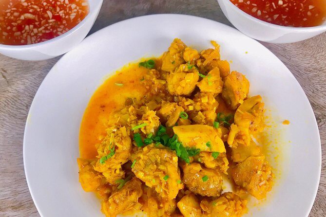 1-hour cyclo trip combined Vietnamese family meal - A Journey Through Ho Chi Minh City on a Cyclo