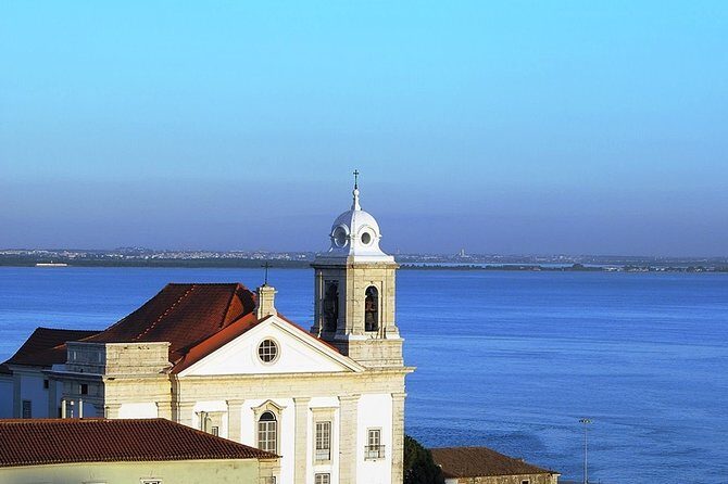 1 hour in Tuk Tuk to access the famous viewpoints of Lisbon - An In-Depth Look at the Tour Itinerary