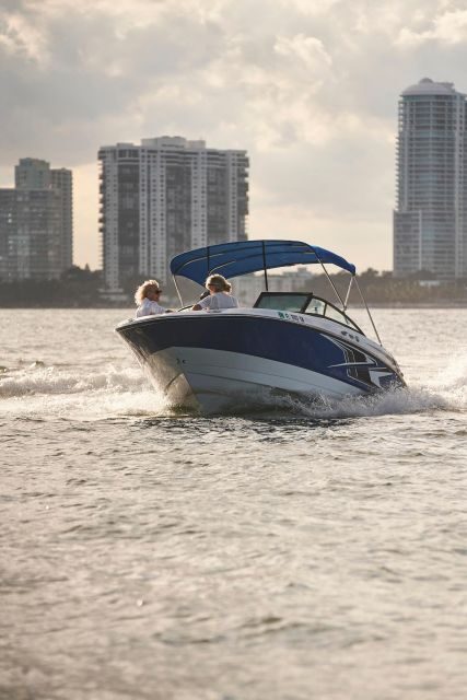 1 hour Miami Private Boat Ride with champagne and captain - The Experience in Detail