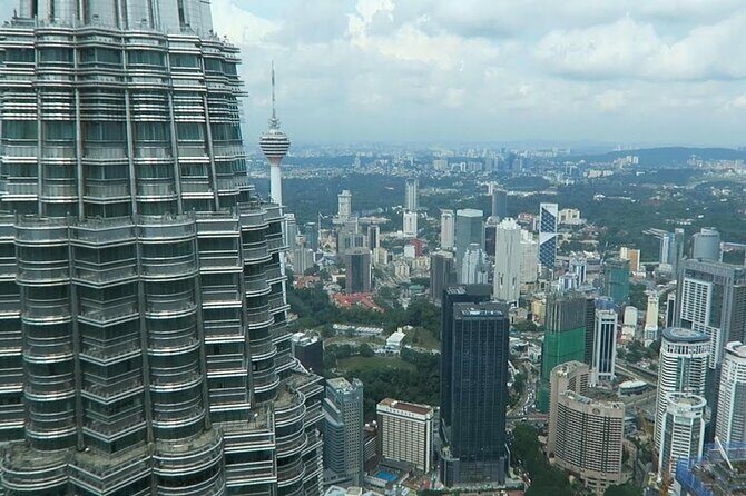 16 Hours Private Highlights Tour to Kuala Lumpur from Singapore - Reflecting on History: National Monument