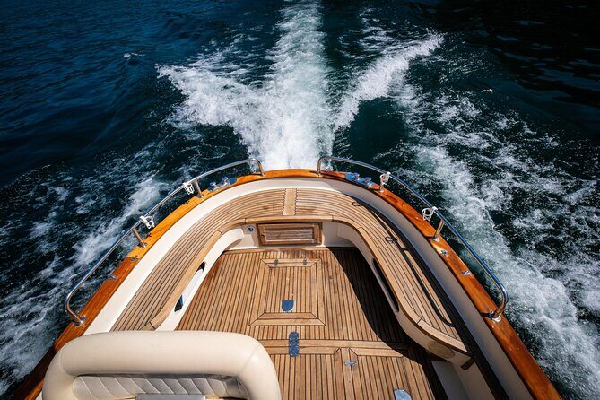1H Private Cruise on a beautiful wooden speedboat on Lake Como - FAQs