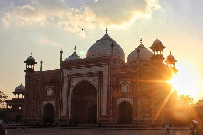 2 Day Guided Golden Triangle Tour From New Delhi - What Does the Tour Offer?