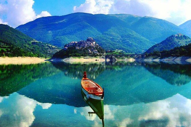 2 days: Hike the peak, Kayak the lake, visit Castle and best food - Exploring Borgo di Monte Antuni