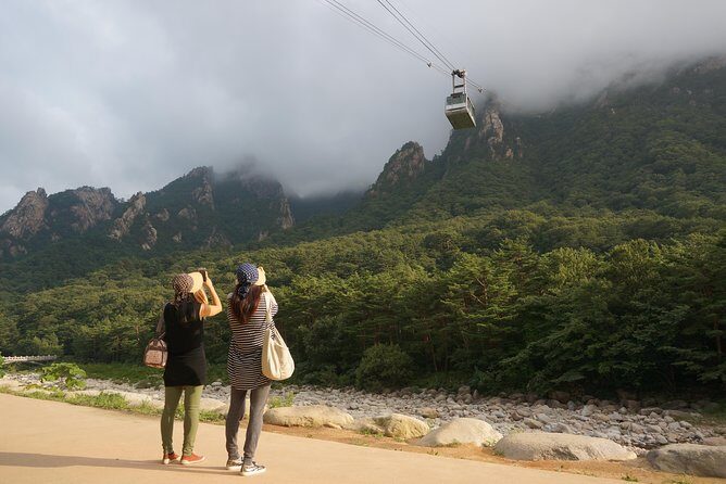 2-days: Mt Seorak, East Sea(Naksansa) & Nami or Ulsanbawi Hiking - FAQs