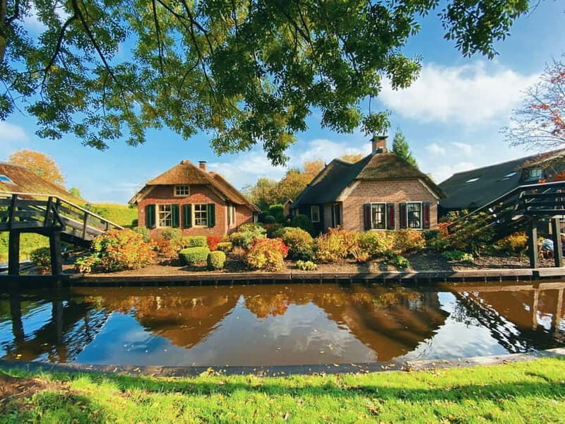 2 hour Luxury Private Closed Boat Tour with Local Guide - The Itinerary Breakdown: Navigating Giethoorn’s Waterways
