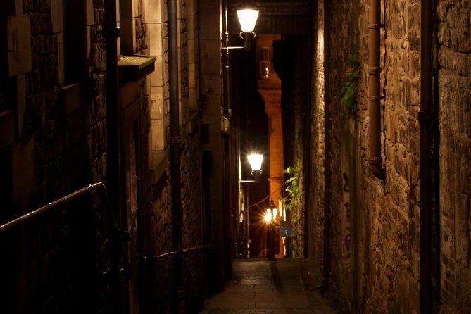 2 Hours Ghost Tour - English Tour Guide - Exploring Edinburghs Dark Alleys and Historic Sites