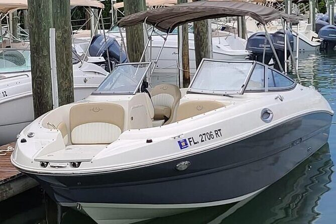 24 Ft Miami Bay: Private Boat, Gas Included , 8 people, Captained - Introduction: Your Personal Miami Water Adventure