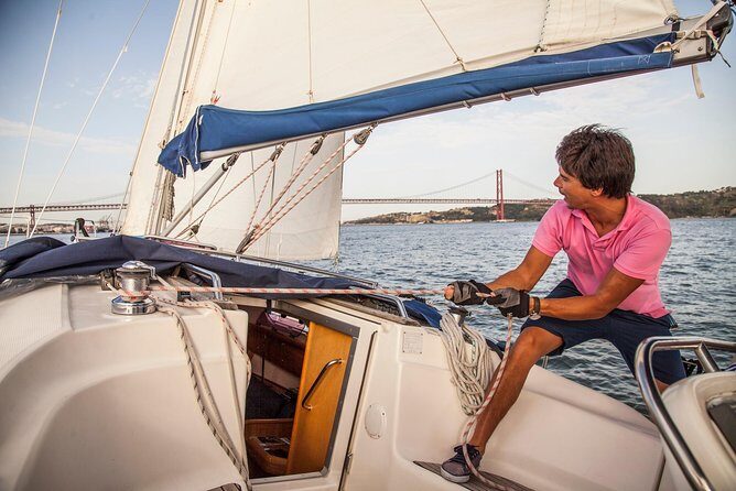 2,5h Lisbon Sunset Sail with Drinks and Snacks - Wrapping Up