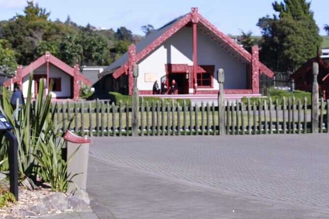 3 Day Hobbiton Rotorua Waiotapu Taupo and Waitomo Caves Tour - Pricing and Value