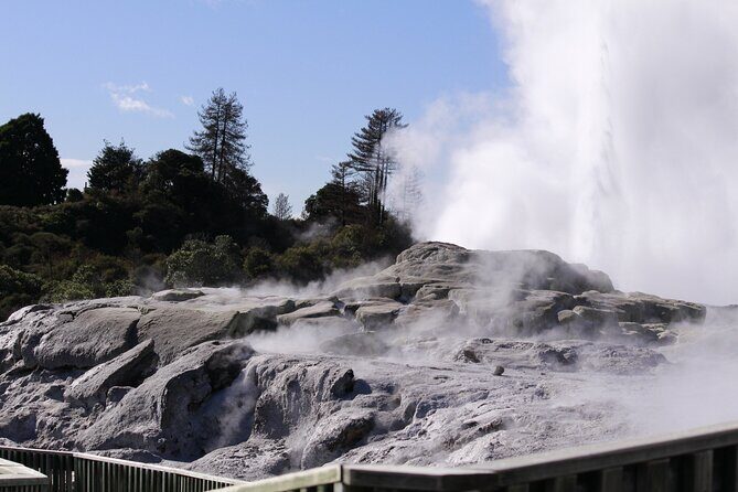 3 Day Hobbiton Rotorua Waiotapu Taupo and Waitomo Caves Tour - Who Should Consider This Tour?
