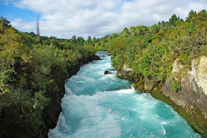 3-Day Hobbiton, Rotorua, Whakarewarewa, and Waitomo Tour - Each Day in Detail