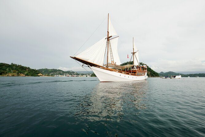 3 Days Deluxe Boat Private Cabin Sailing Trip in Komodo Island - Key Points
