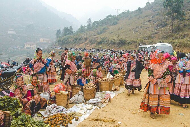 3 days Lao cai - Lung Khau Nhin market - Cao Son - Chay river - Sapa - Who Will Love This Tour?