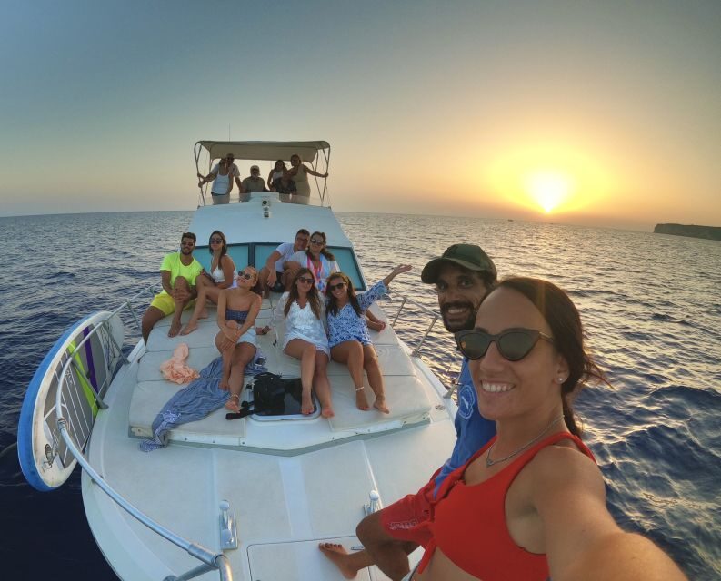 3-hour boat trip at sunset with the sighting Delfini - Key Points