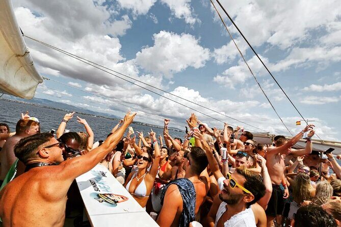 3 Hours Boat Party with 2 Live DJs in Mallorca - The Balance: Fun Versus Crowd