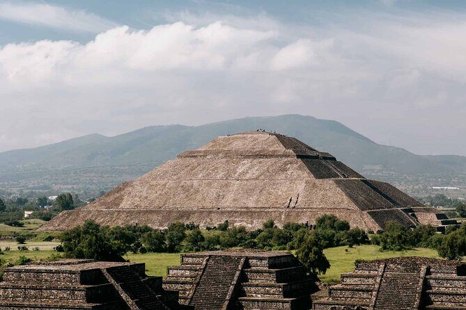 3X1 Teotihuacan, Basilica of Guadalupe, Tlatelolco and Tequila Tour - Exploring Mexico City’s Highlights in One Day