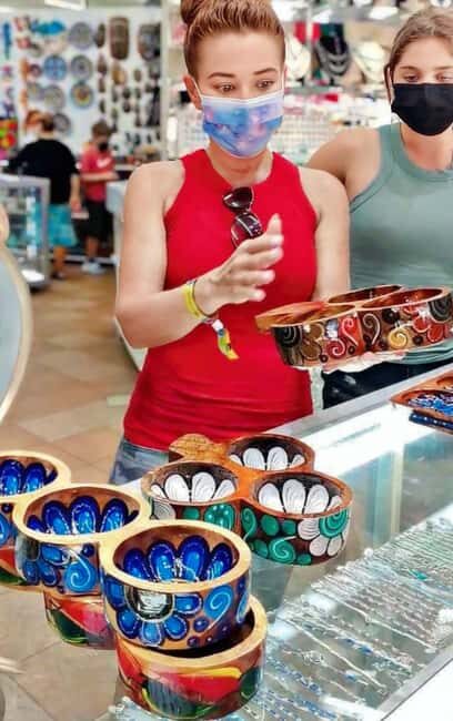 4-6HR ACAPULCO FUN DAY WITH DIVERS SHOW, LUNCH BEACH FRONT - Highlight 5: Authentic Mexican Lunch and Shopping Opportunities