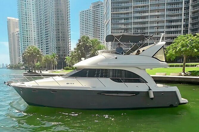 4-Hour 42 Meridian Yacht Rental with Captain in Miami Florida - Key Points