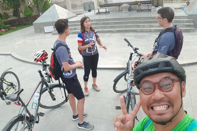 4-Hour Evening Bike Tour of Old City Chiang Mai - The Experience in Detail