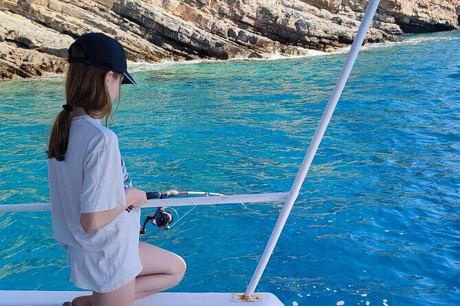 4 Hour Fishing and Swimming Boat Experience in Schisma Eloundas - Who Should Consider This Tour?