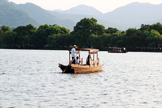 4-Hour Hangzhou Highlights Tour of Lingyin Temple and West Lake - Authentic Local Flavors and Cultural Touches