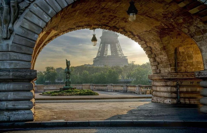 4-hour panoramic tour of Paris in Portuguese - An Overview of the Tour Experience