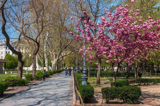 4 hours long private walking tour in Budapest - FAQs