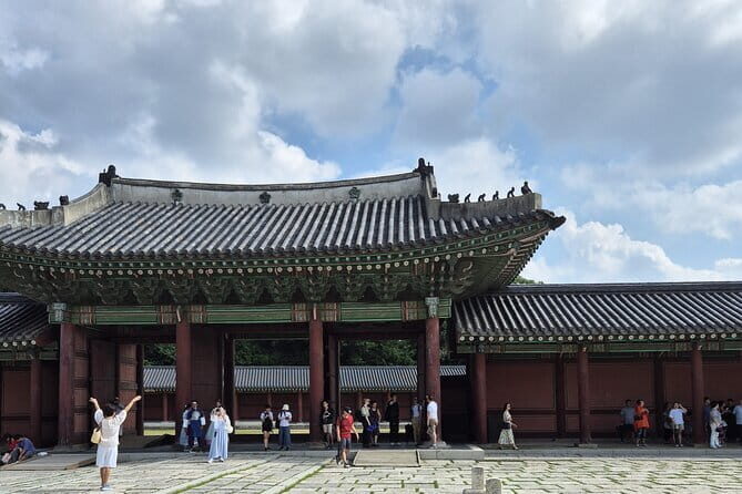 4 Hours UNESCO Palace and Street Food Tour in Seoul - Gwangjang Market: A Food Lover’s Paradise