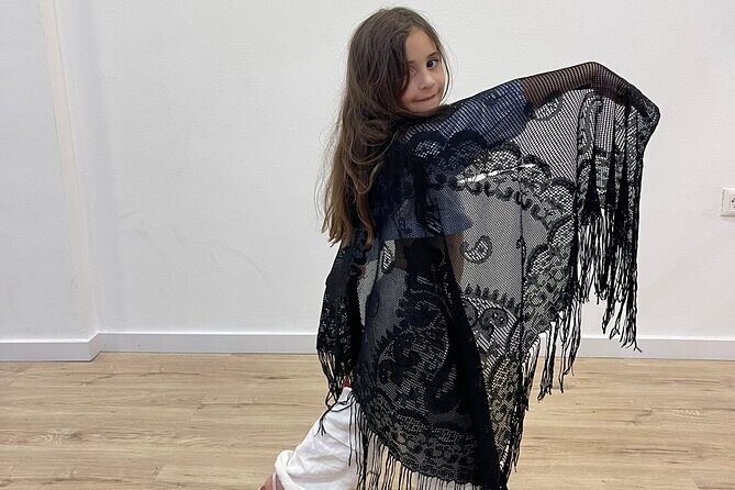 45 minutes flamenco dance class for family in Málaga - Breakdown of the Experience