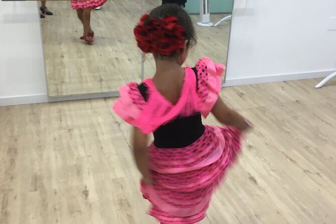45 minutes flamenco dance class for family in Málaga - Who Should Consider This Tour?