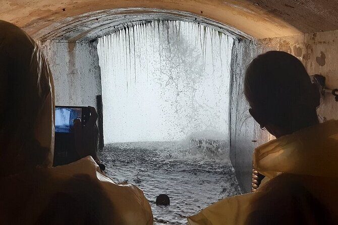 4hr Niagara Falls Canada Tour includes the Boat and tunnels - An In-Depth Look at This Niagara Falls Tour