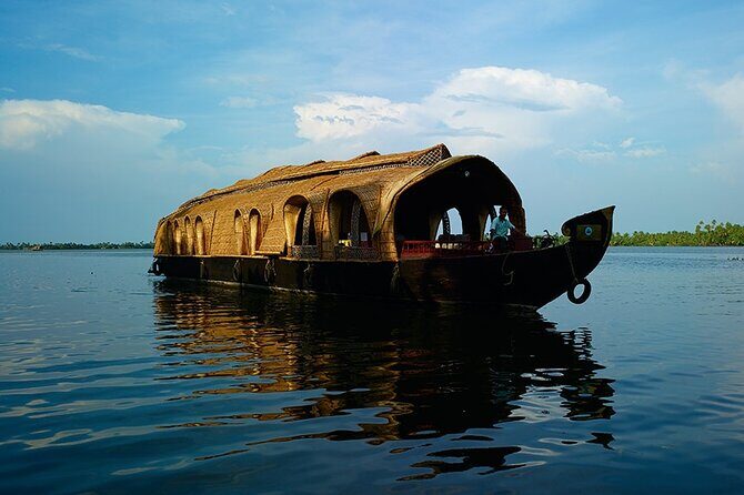 5 Days Luxury Kerala Tour with Houseboat Experience - Key Points