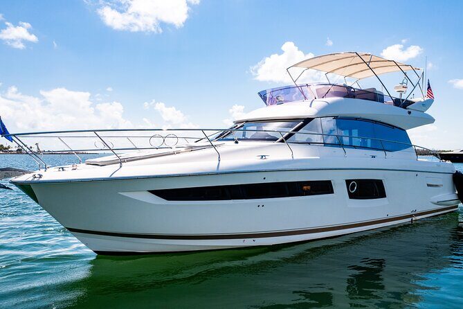 52-feet All Inclusive Flybridge Yacht Rental in Miami - Who Will Love This Experience?