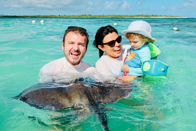 6-Hours Tour East Coast of Antigua: Stingray City, Lunch & Beach - Transportation and Group Dynamics