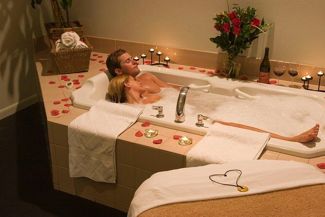 60 min Couple's Massage to choose and 30 min Floral Bath at THAI SPA MASSAGE - Who is this tour best suited for?