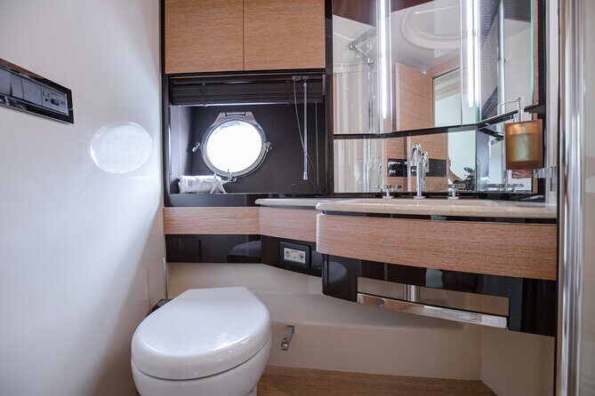 70' Azimut Flybridge Yacht Charter - FAQ