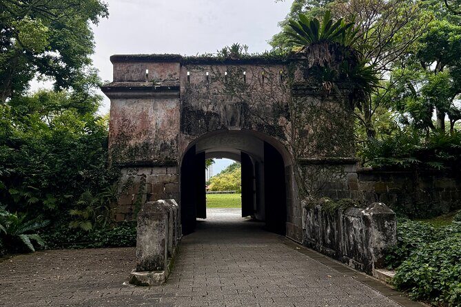 700 Years of Singapore A Join in River Cruise and Walking Tour - Exploring the Land: Fort Canning Hill
