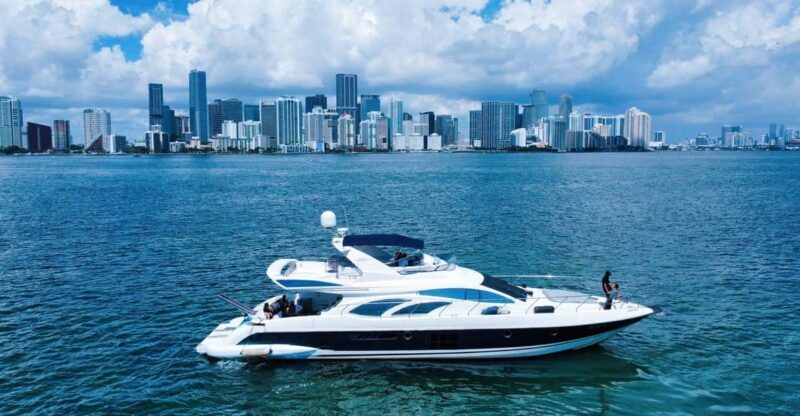 70ft Azimut available in Miami for up to 13 people. - Key Points