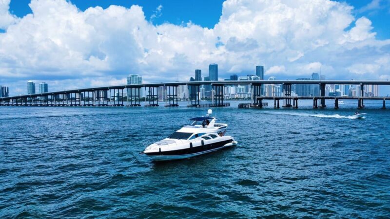 70ft Azimut available in Miami for up to 13 people. - The Sum Up