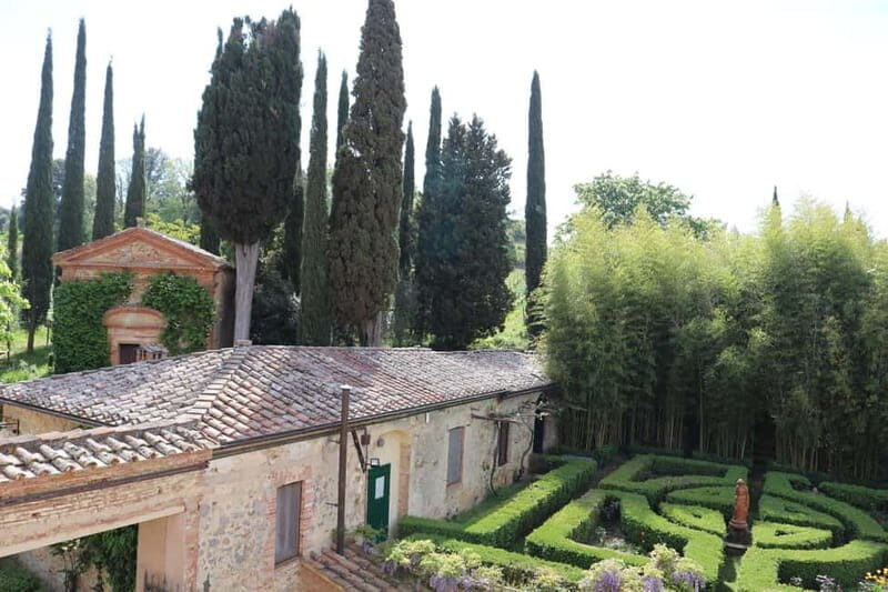 A 16th-century farmhouse between the Crete Senesi and Val d'Orcia, a tour through history and wine. - Key Points