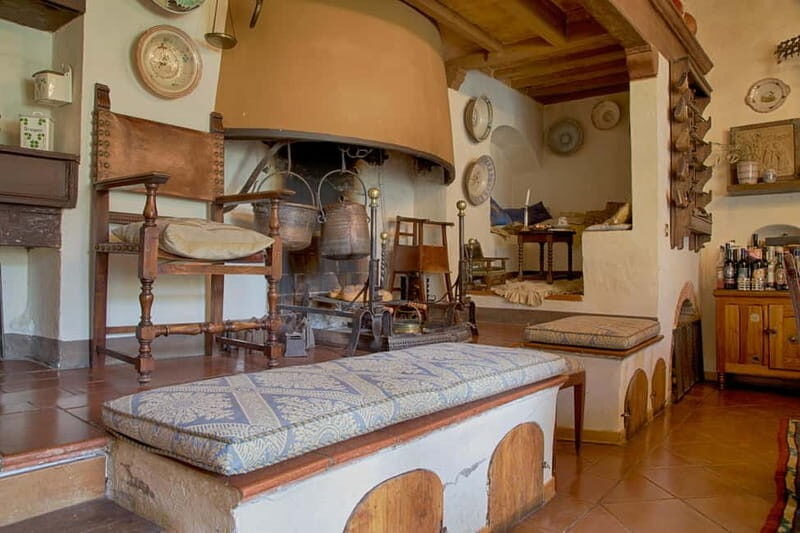 A 16th-century farmhouse between the Crete Senesi and Val d'Orcia, a tour through history and wine. - Exploring the Historic Rooms and Setting
