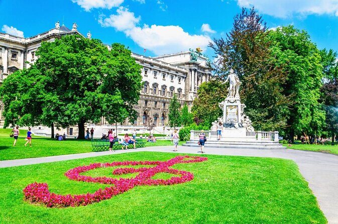 A box for a romantic walk in the city center of Vienna - Key Points