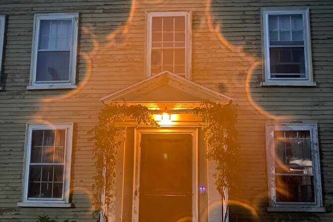 A Ghost Hunting Tour Specters and Apparitions in Salem - Group Size and Atmosphere