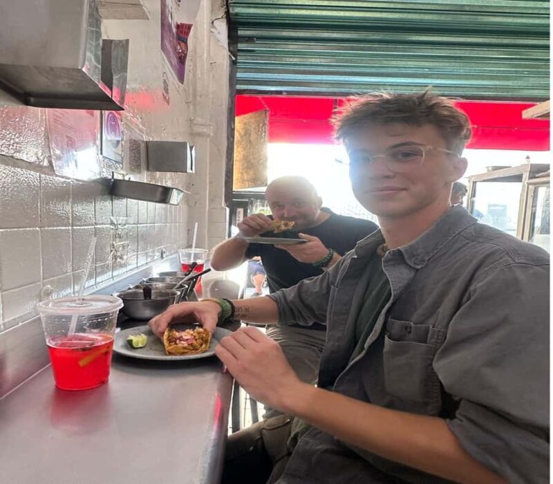 A journey of flavors and history with a chef in the historic center - Key Points