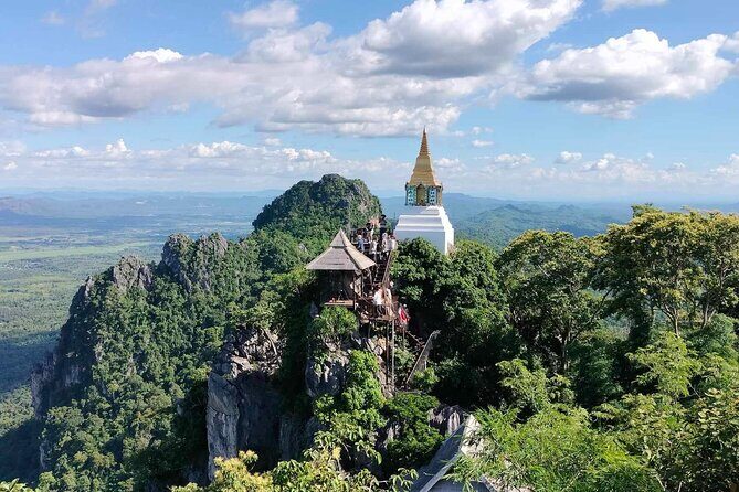 A mountain top temples Wat Chalermphrakiat Lampang - Key Points