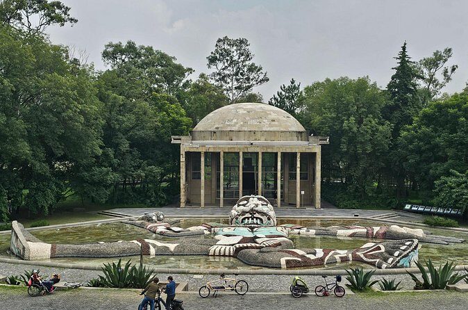 A singular journey through Chapultepec. - The Bottom Line