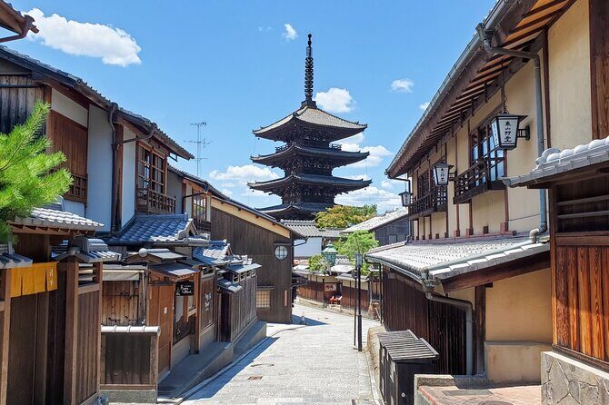 A Stroll Through Old Kyoto Geisha at Dusk - Key Points