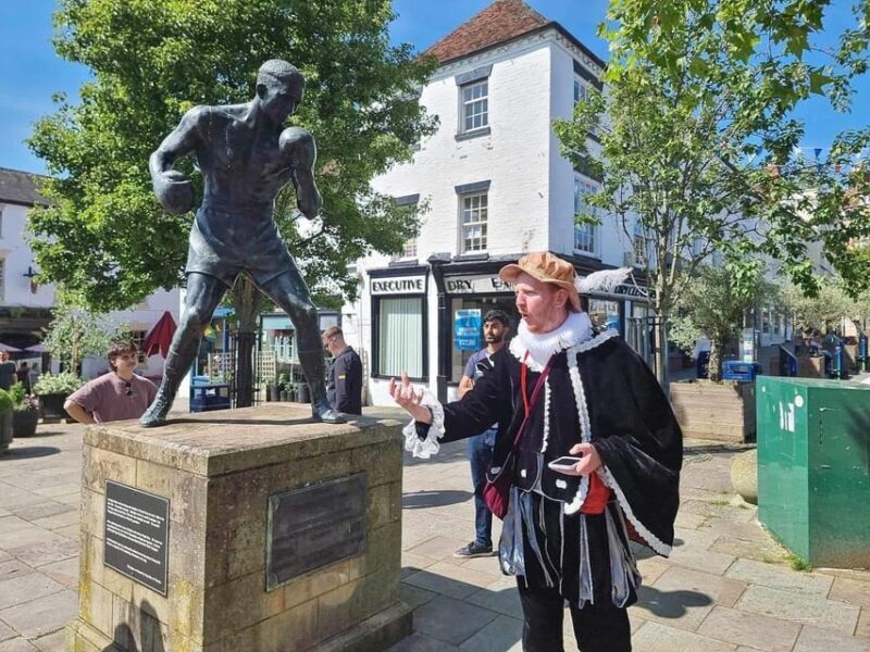 A tour of Warwick with Queen Elizabeth's secret lover - Key Points